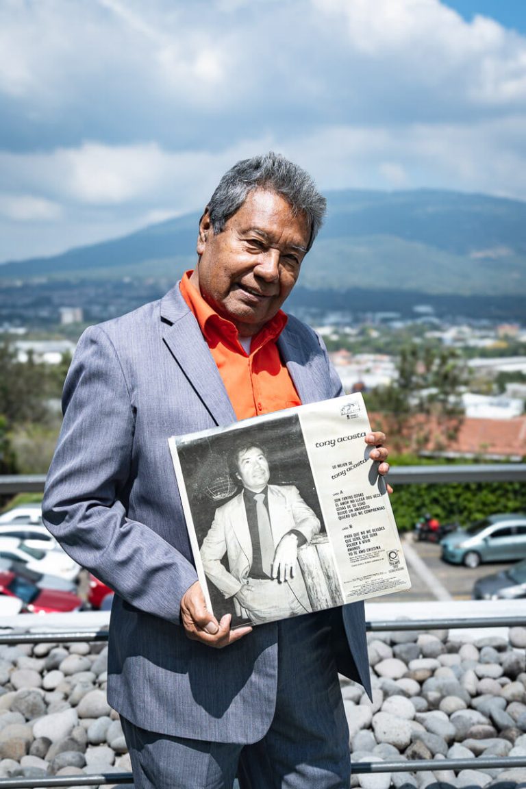 Tony Acosta, una leyenda viva de la música romántica de El Salvador - XPOT